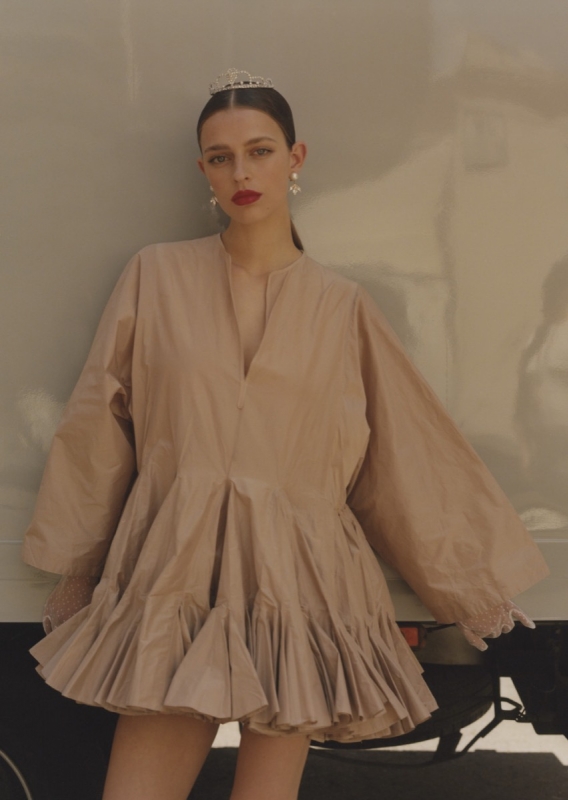 An elegant dreamy Merel Zoet for Spanish Glamour, Photographer Erik von ...